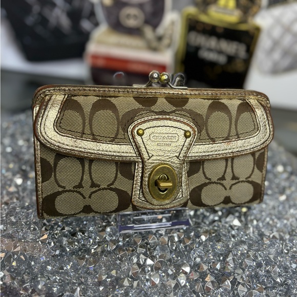 Coach | Bags | Coach Gigi Legacy Signature Framed Kiss Lock Turn Lock ...